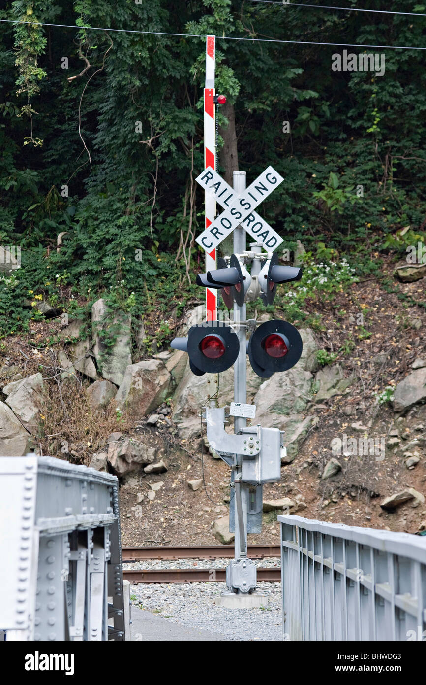 Railroad crossing signals usa hi-res stock photography and images - Alamy