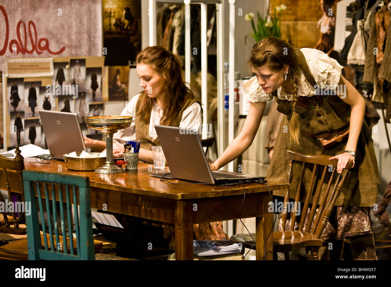Girls working on computer hi-res stock photography and images - Alamy