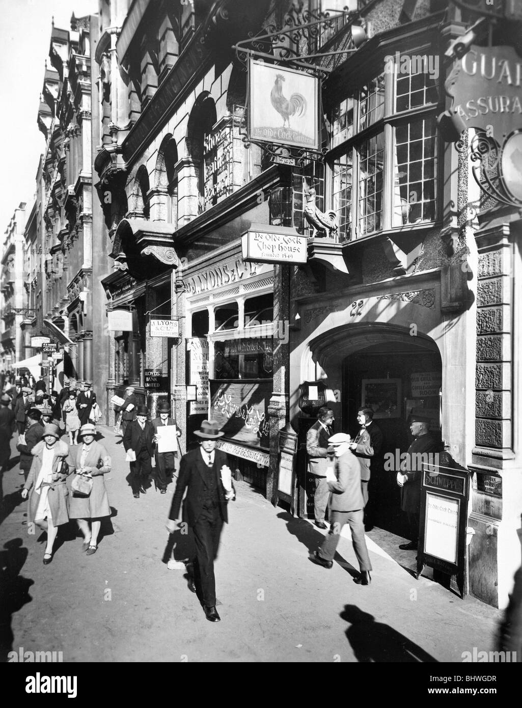 Ye Old Cock Tavern, Fleet Street, City of London, early 1920s Stock ...