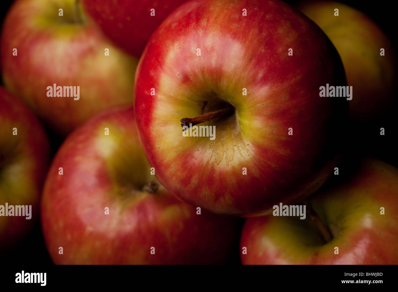 A collection of red apples - closeup Stock Photo - Alamy