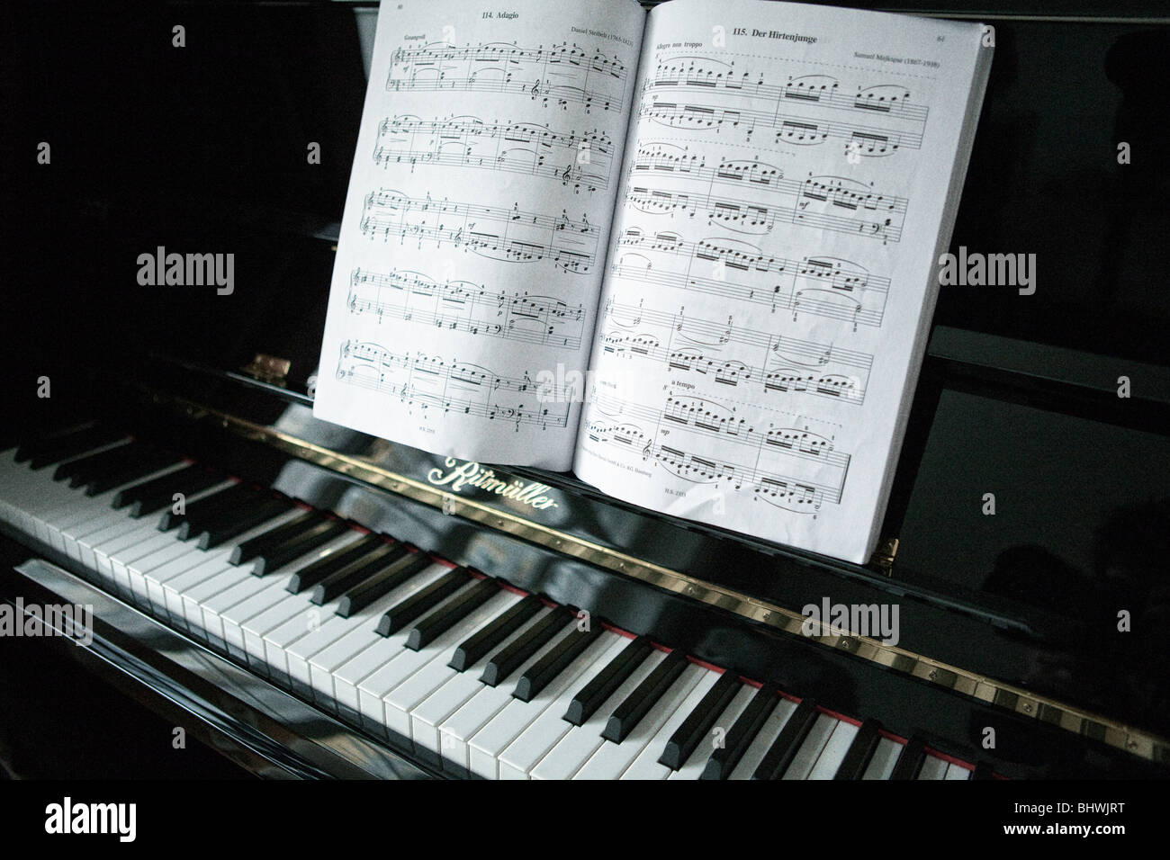 Piano horizontal hi-res stock photography and images - Alamy