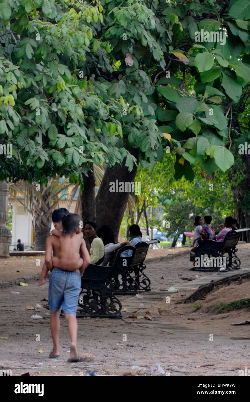 homeless children living in the park of wat phnom , phnom penh ...