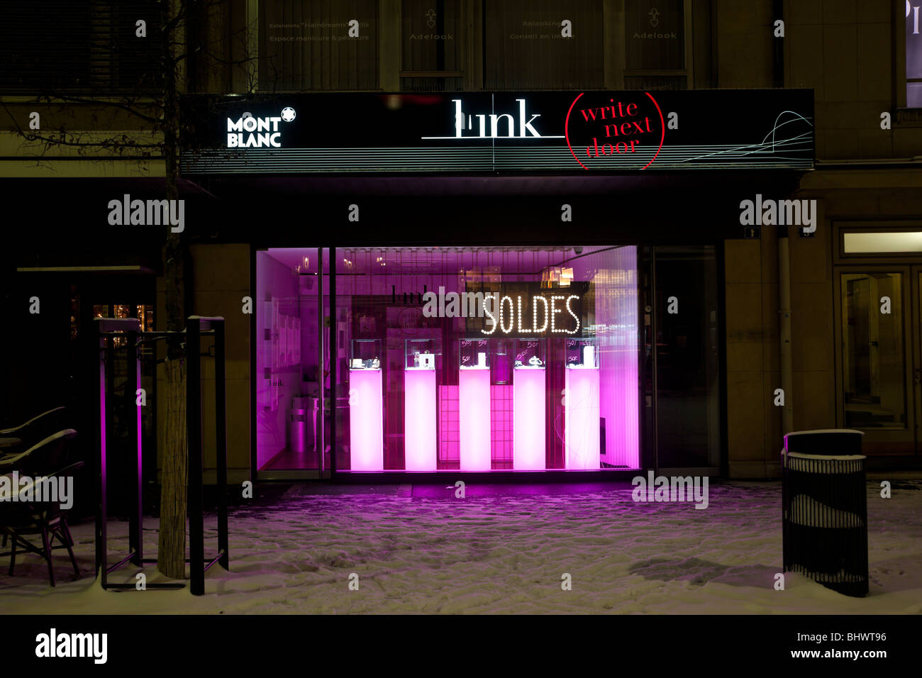 Storefront night nighttime hi-res stock photography and images - Alamy
