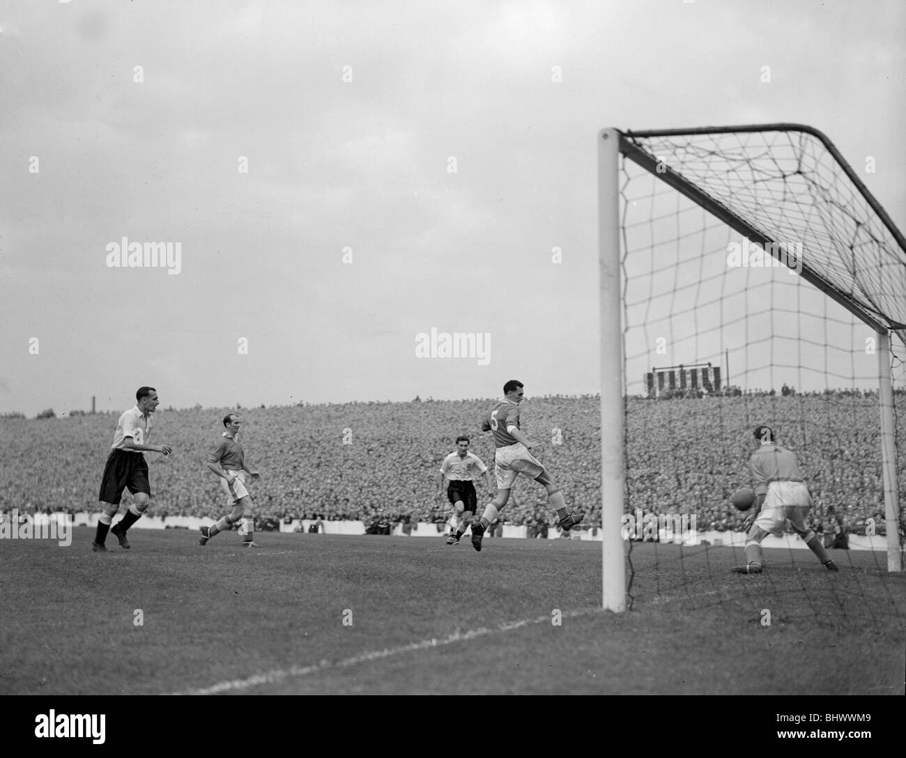 1950s action football sport hi-res stock photography and images - Alamy