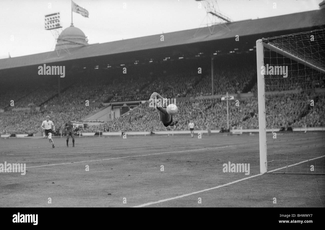 1962 World Cup Qualifying match at Wembley Stadium. England 2 v ...