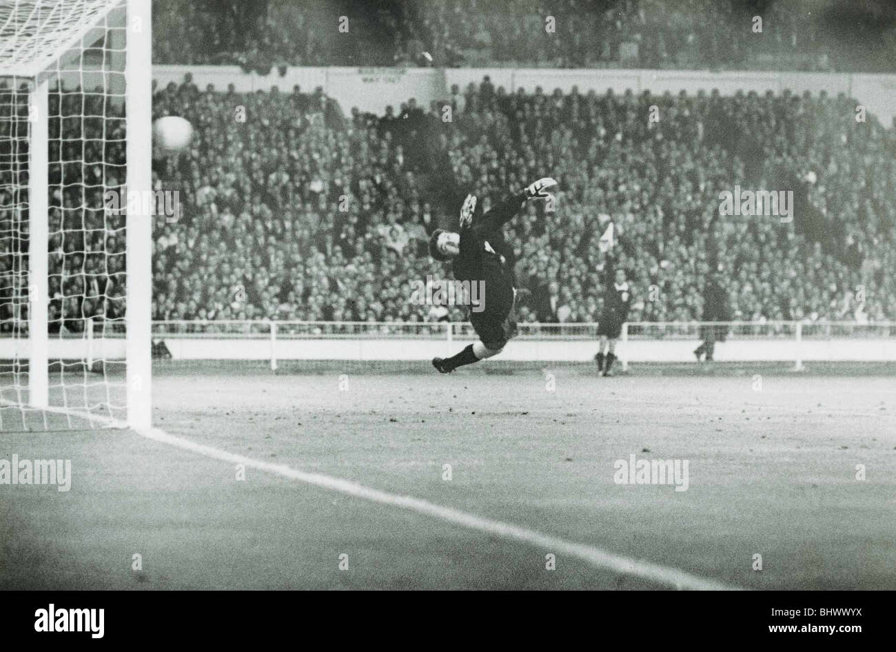 Bobby charlton 1966 goal mexico hi-res stock photography and images - Alamy
