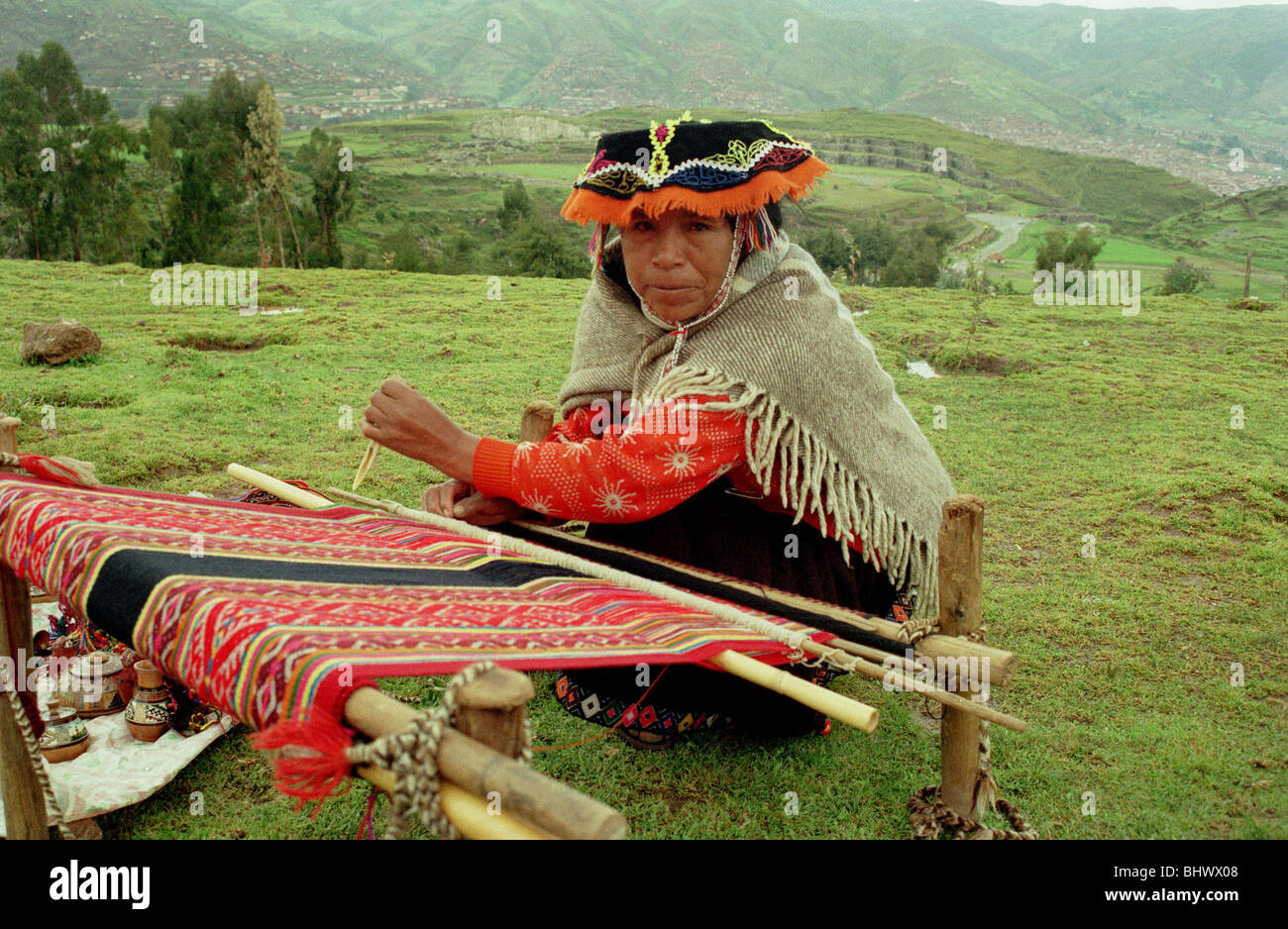 Cloth weaving women hi-res stock photography and images - Alamy