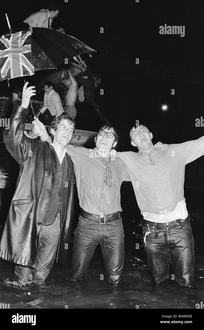 Celebrations 1966 world cup hi-res stock photography and images - Alamy