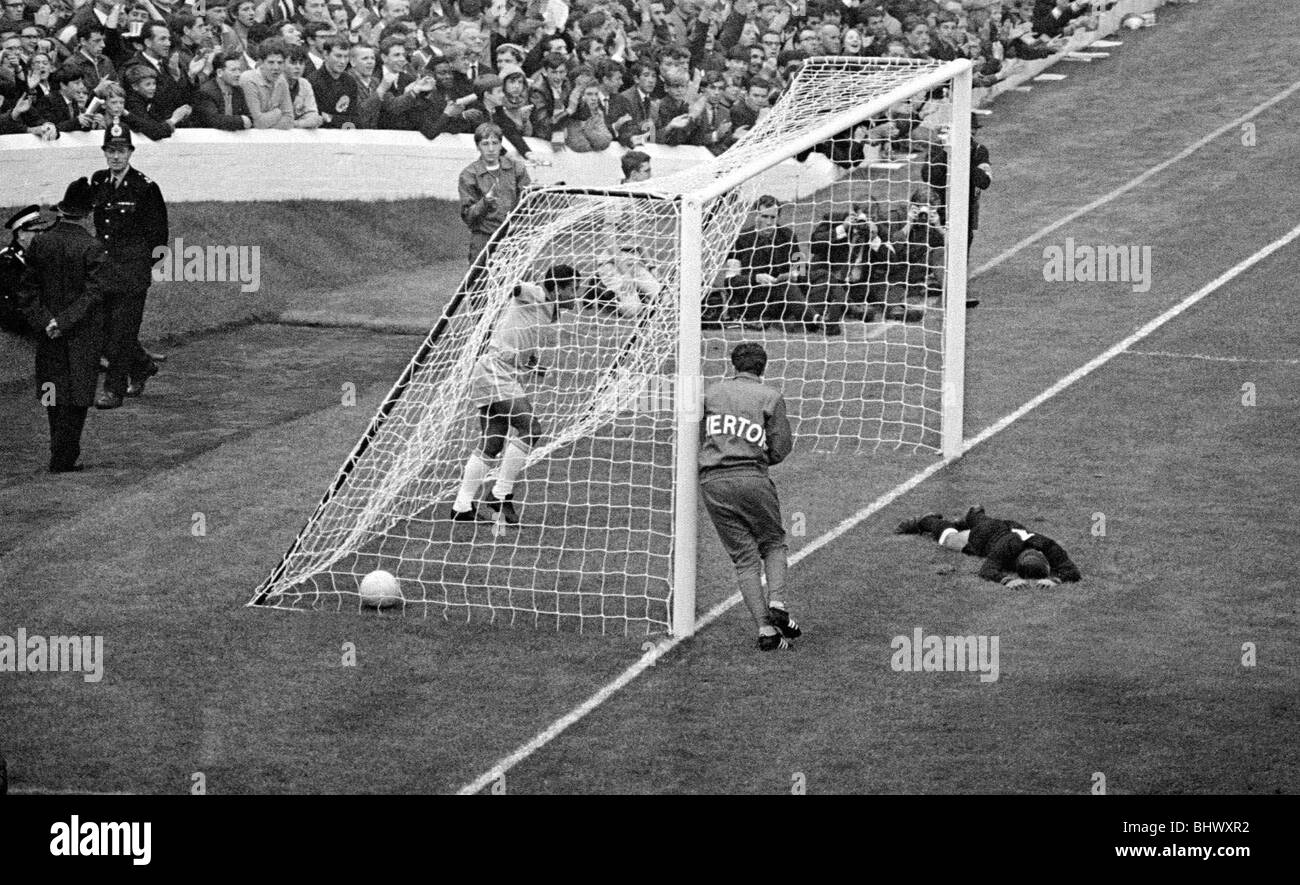 1966 world cup ball hi-res stock photography and images - Alamy