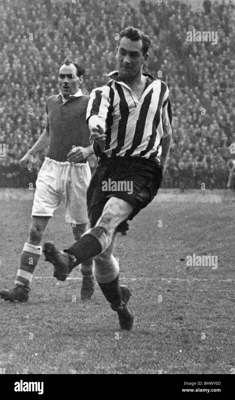 Jackie milburn 1950s hi-res stock photography and images - Alamy