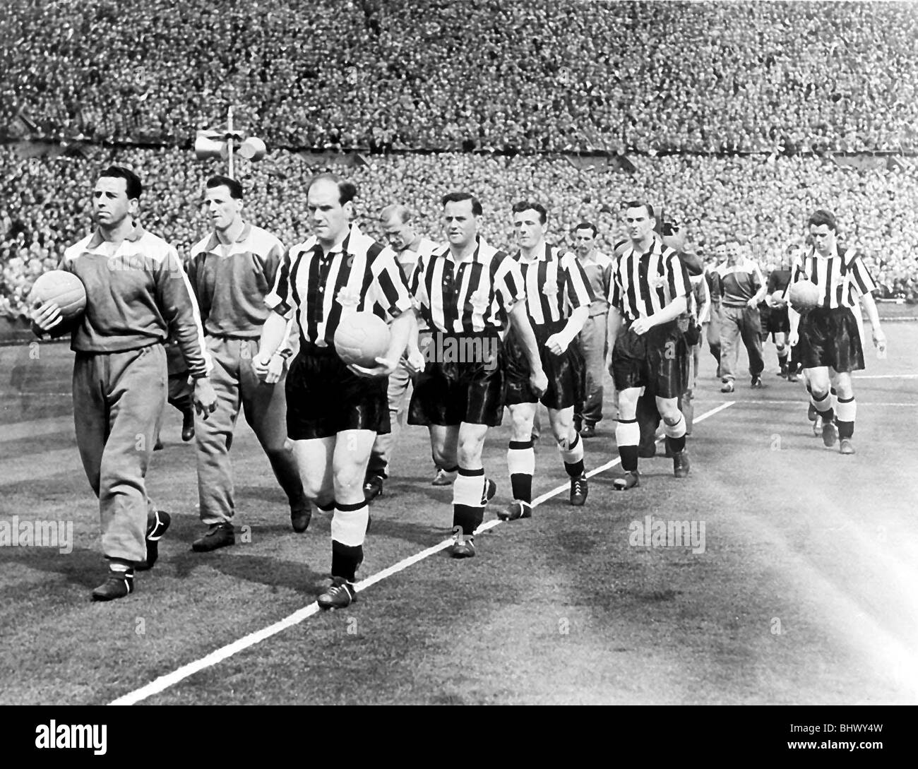 JIMMY SCOULAR LEADS NEWCASTLE UNITED ONTO THE PITCH AT WEMBLY FOR THE ...
