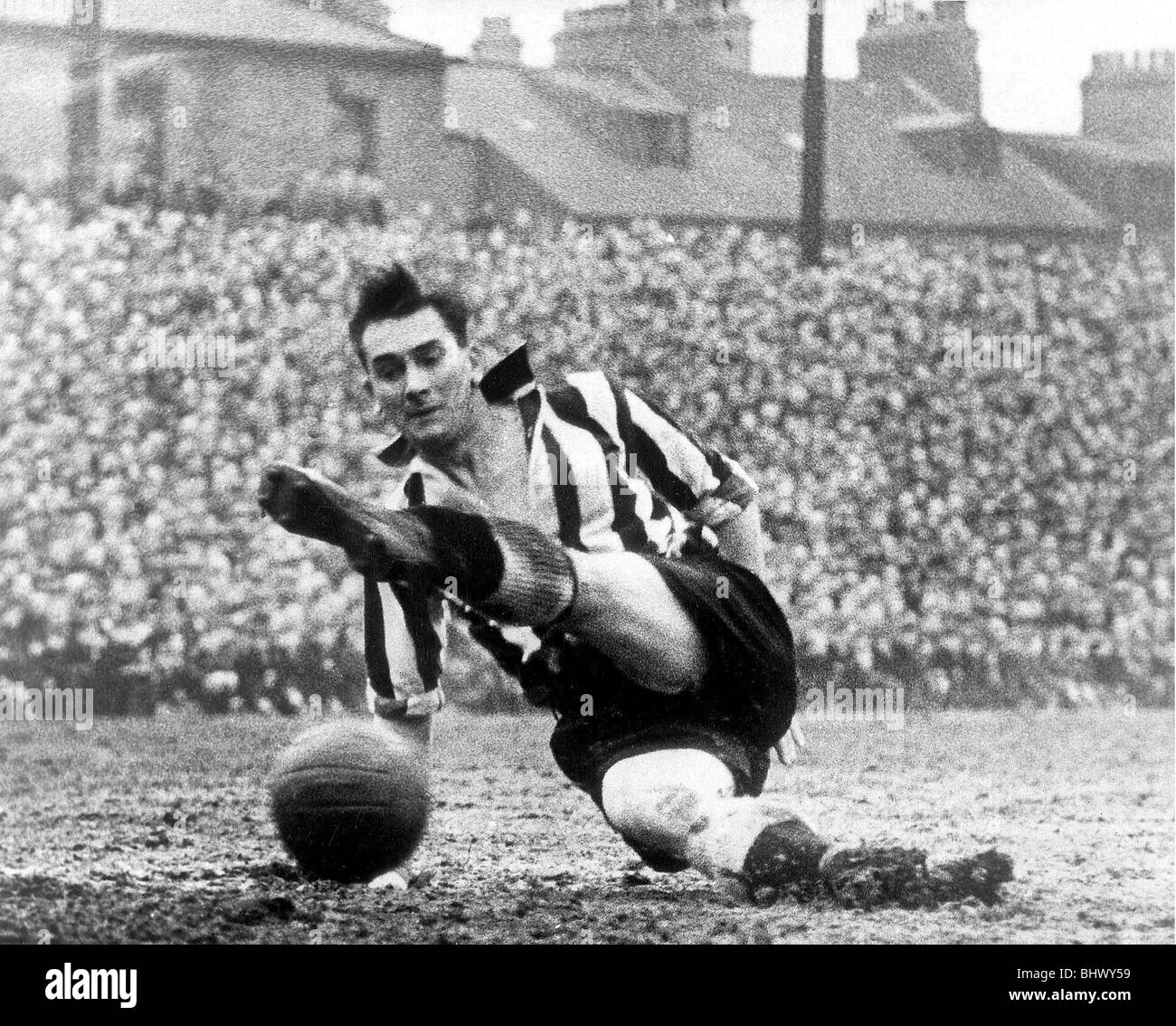 Jackie milburn 1950s hi-res stock photography and images - Alamy