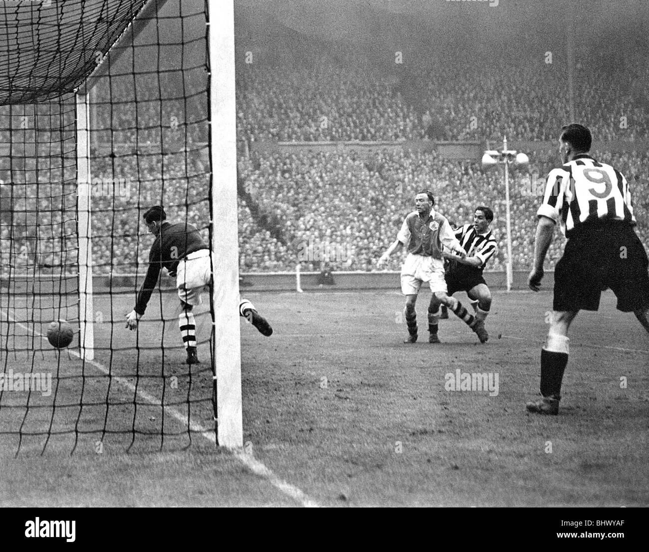 Fa cup final 1952 newcastle hi-res stock photography and images - Alamy