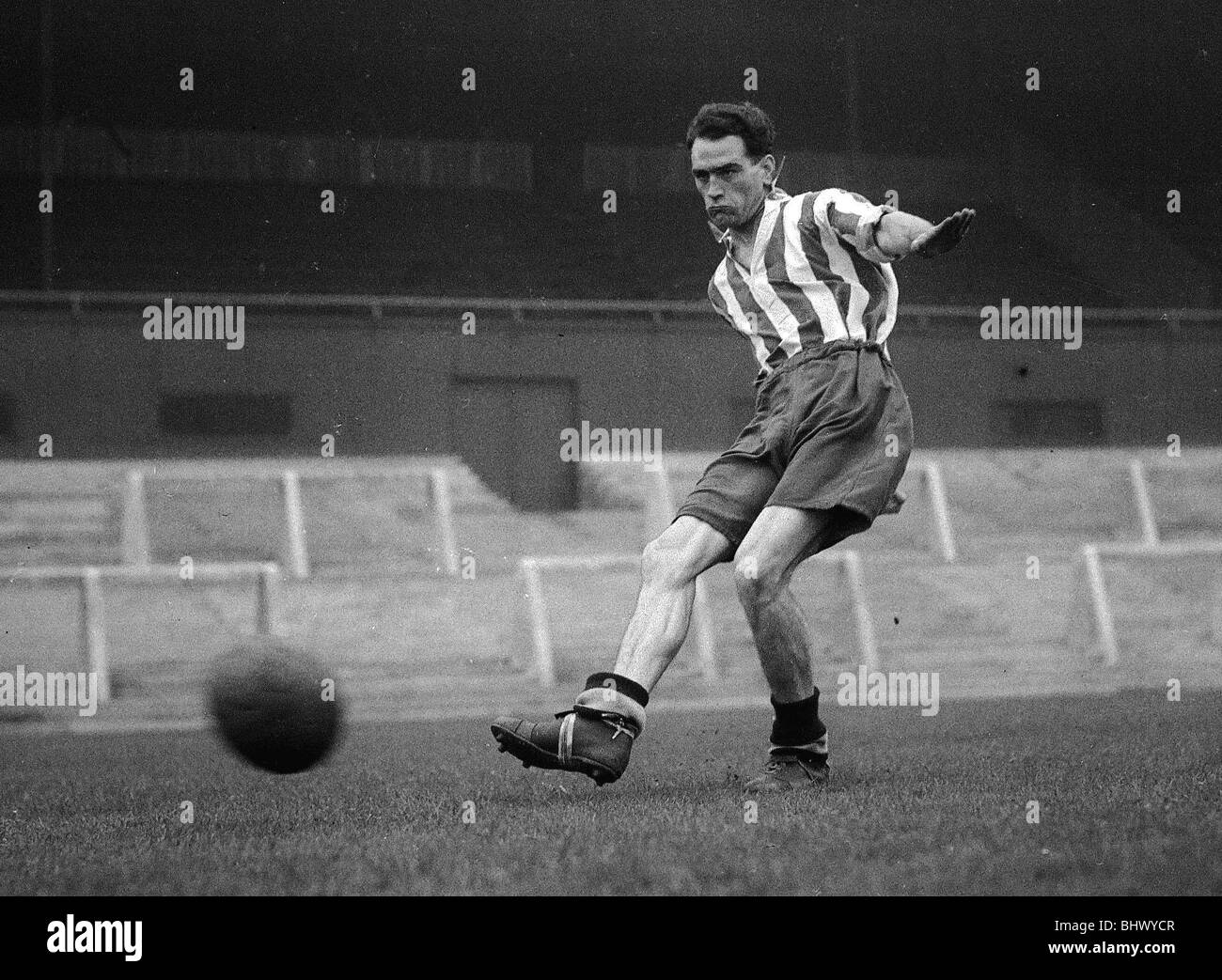 Joe Harvey Newcastle United FC Joseph Harvey Born: Edlington 1918. Died ...