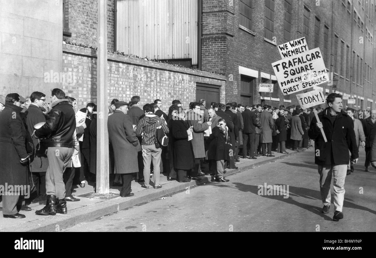 Tottenham hotspur 1963 cup winners hi-res stock photography and images ...
