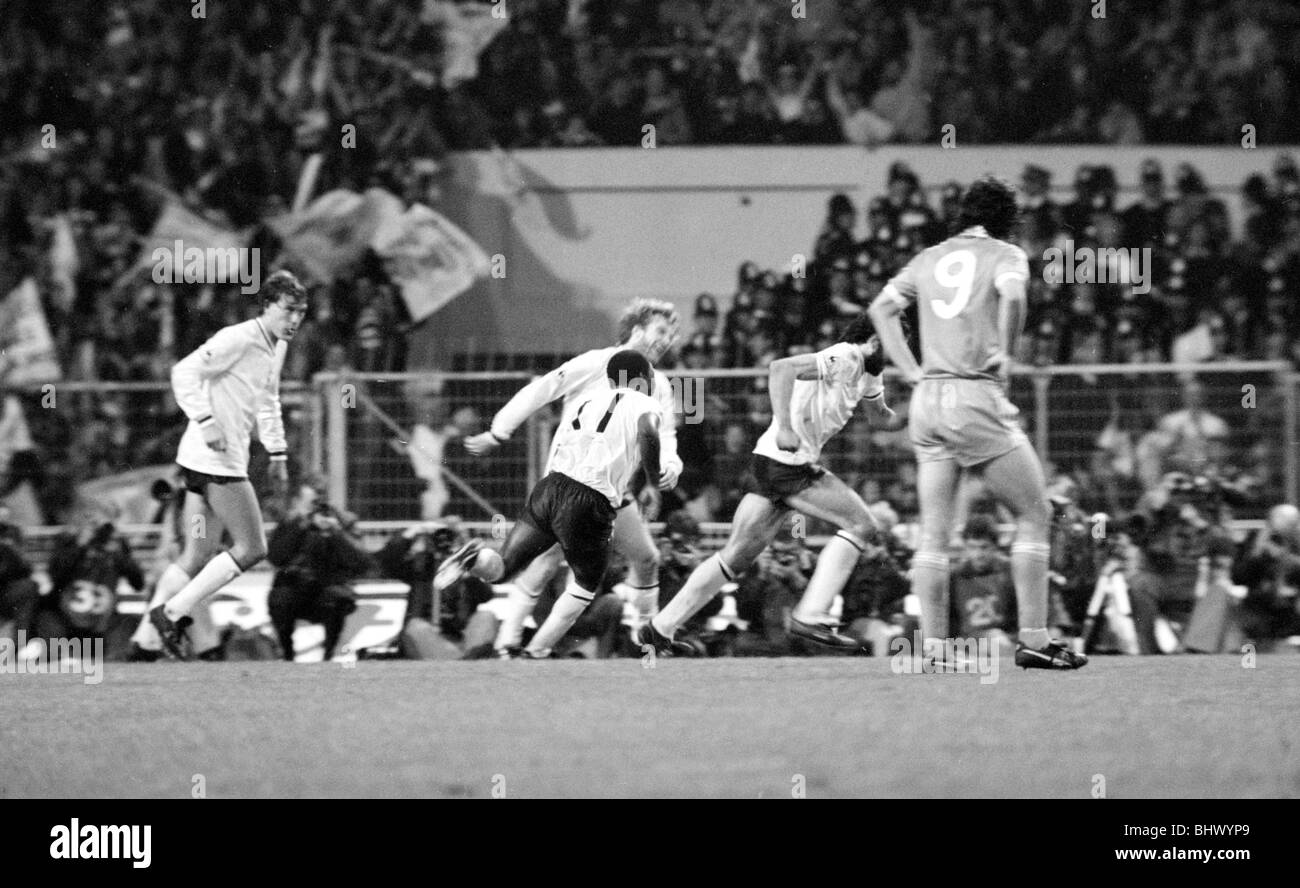 Spurs celebrate thir goal through Ricardo Villa. FA Cup Final replay ...