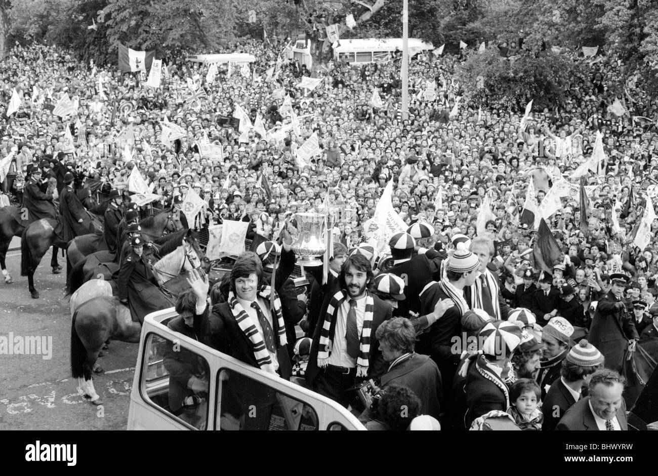 Manchester city tottenham 1981 hi-res stock photography and images - Alamy