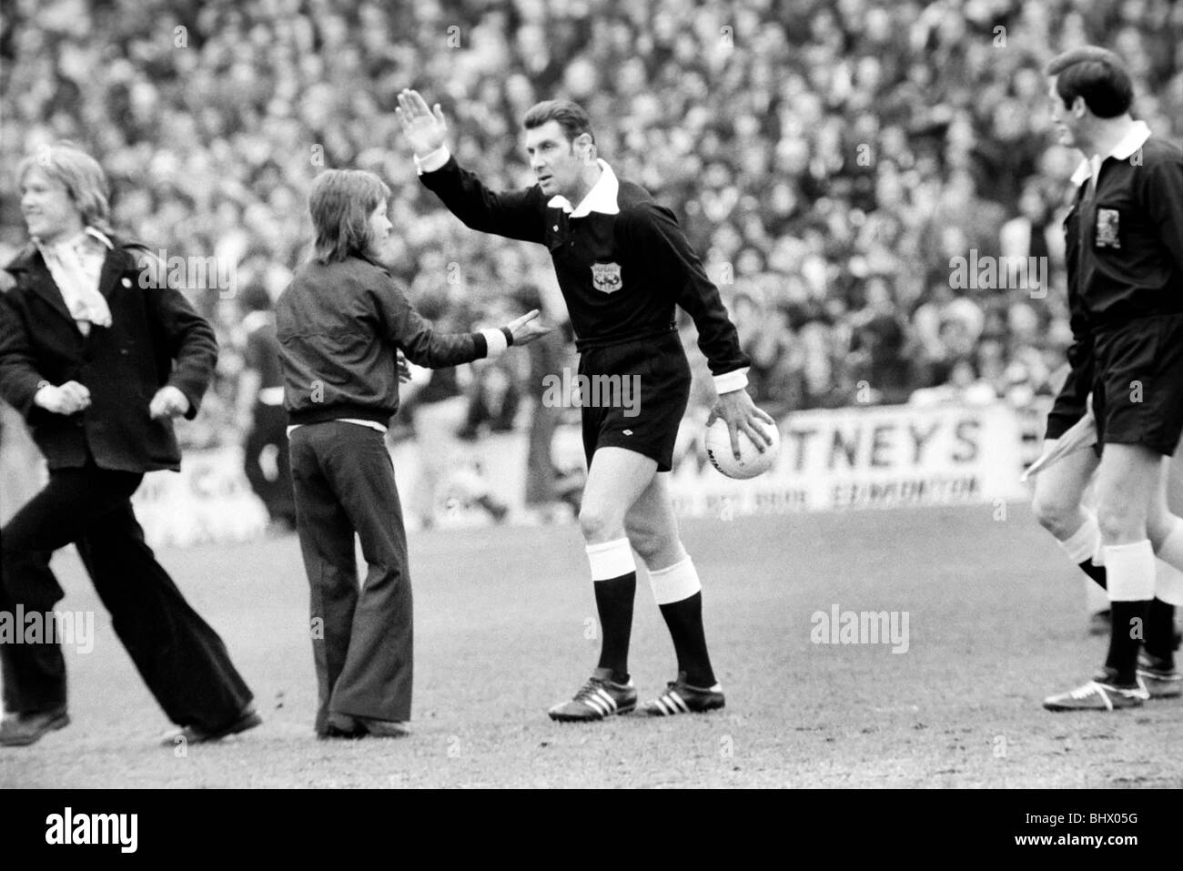 English referee jack taylor hi-res stock photography and images - Alamy