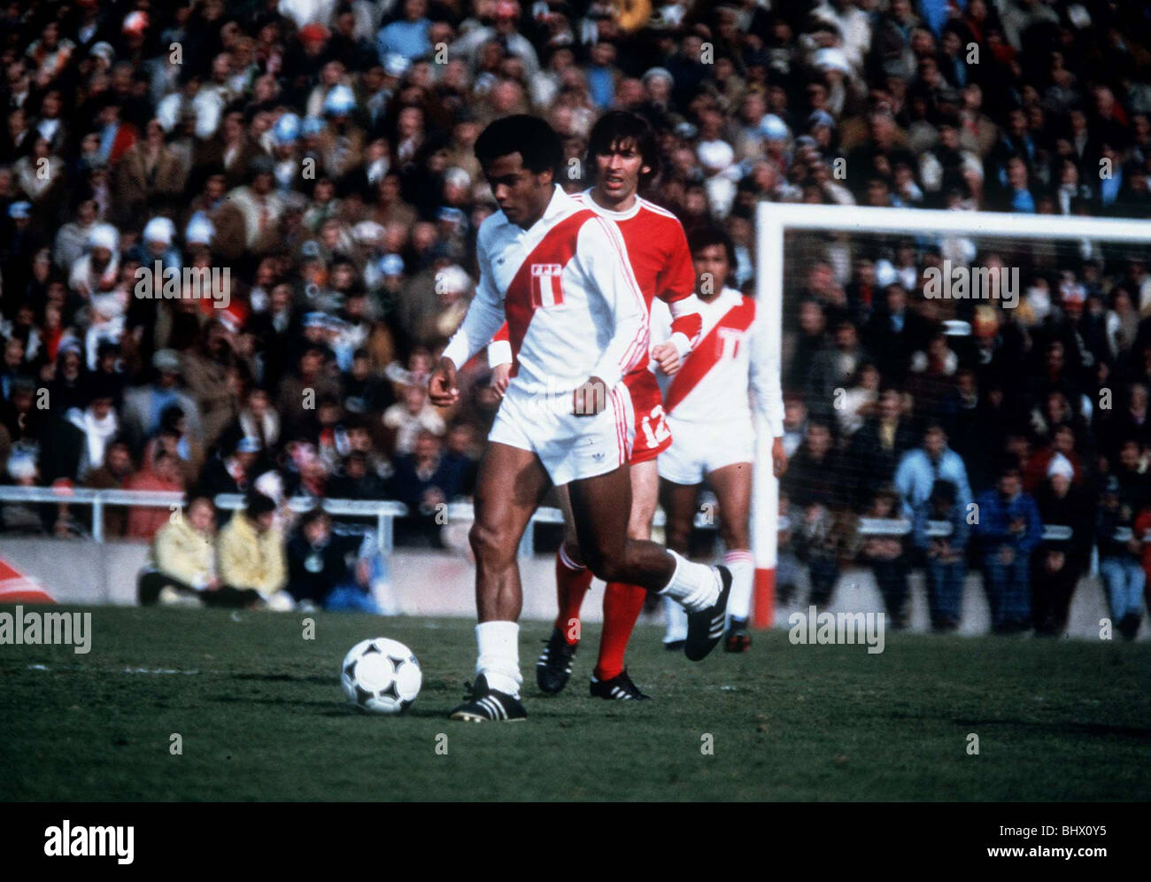 Teofilo Cubillas 1978 Peru v Poland World Cup football Stock Photo - Alamy