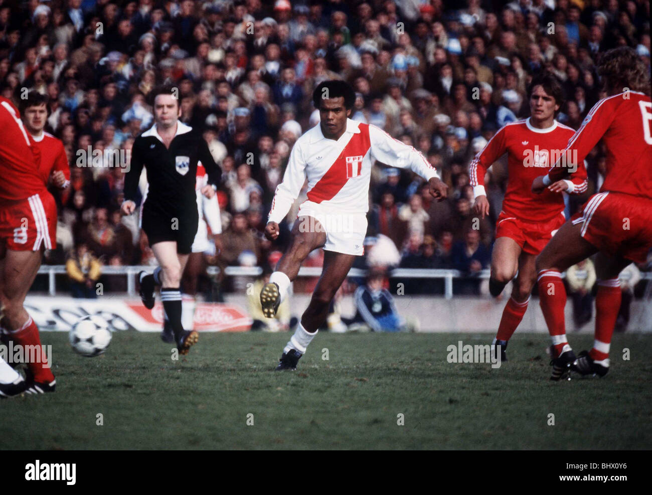 Teofilo Cubillas Peru 1978 Peru v Poland World Cup football Stock Photo ...