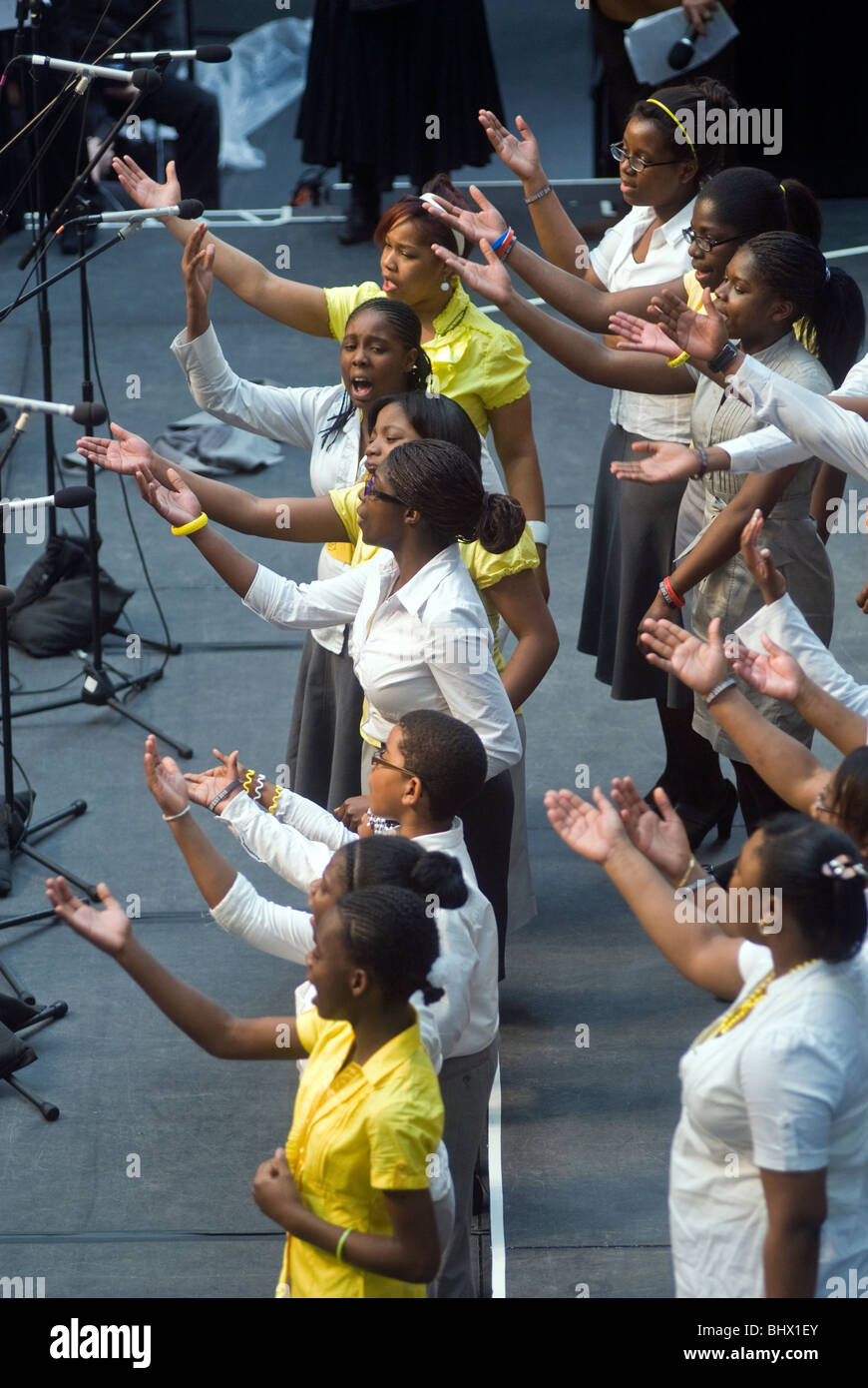 Gospel choir singing church hi-res stock photography and images - Alamy