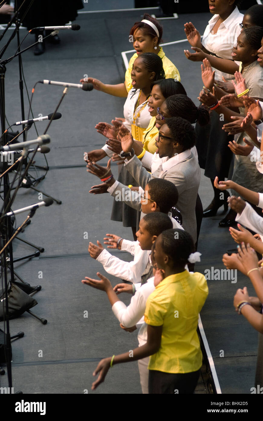 Gospel choir singing church hi-res stock photography and images - Alamy