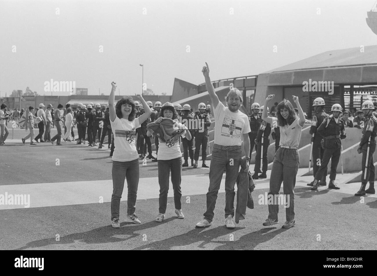 World Cup Mexico '86 England v Argentina action plus fans at the match ...
