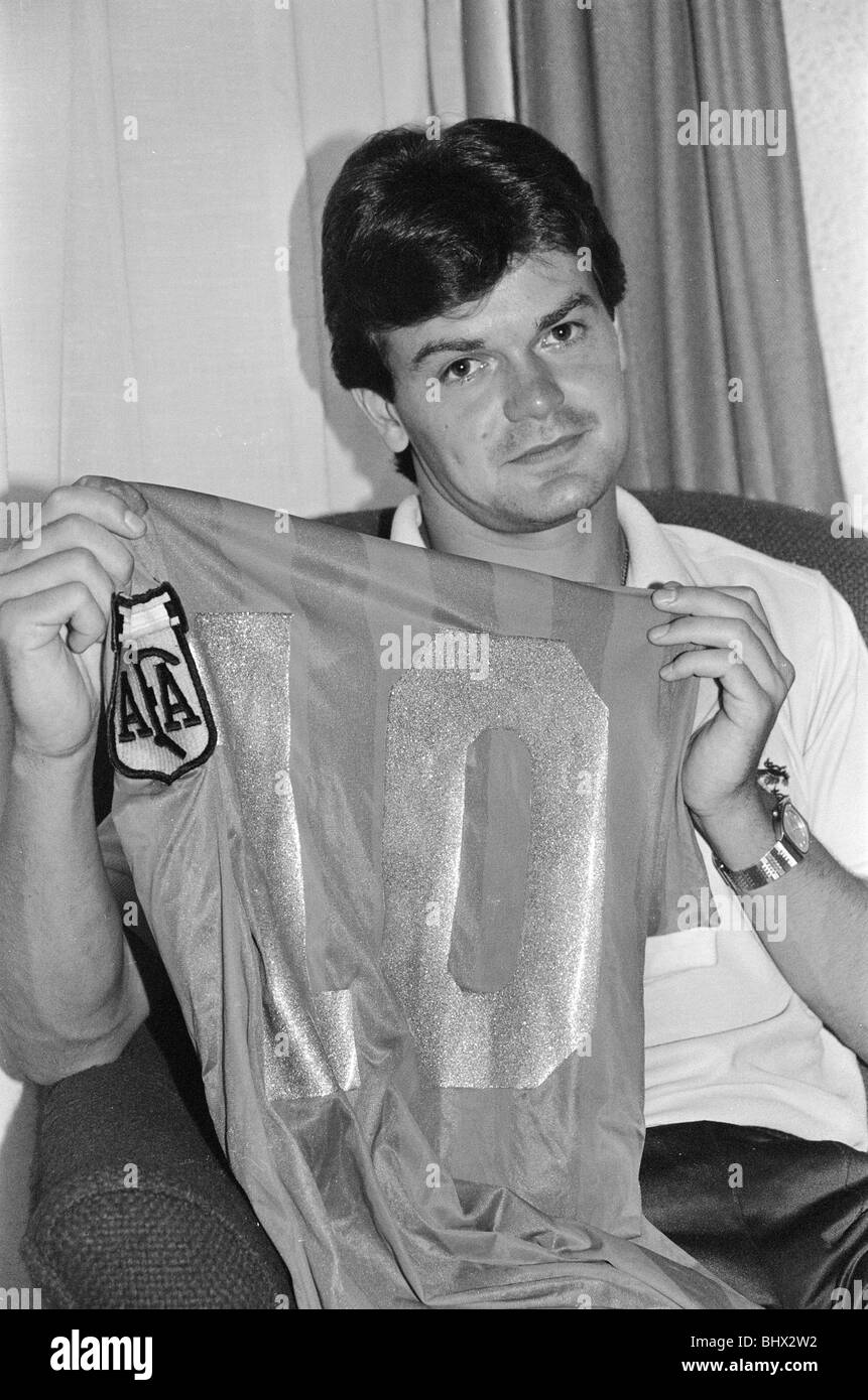 1986 World Cup Finals in Mexico. England footballer Steve Hodge holding ...
