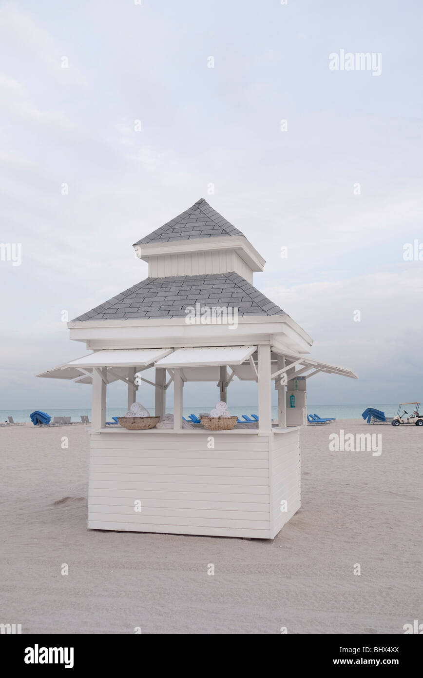 Empty beach hut hi-res stock photography and images - Alamy