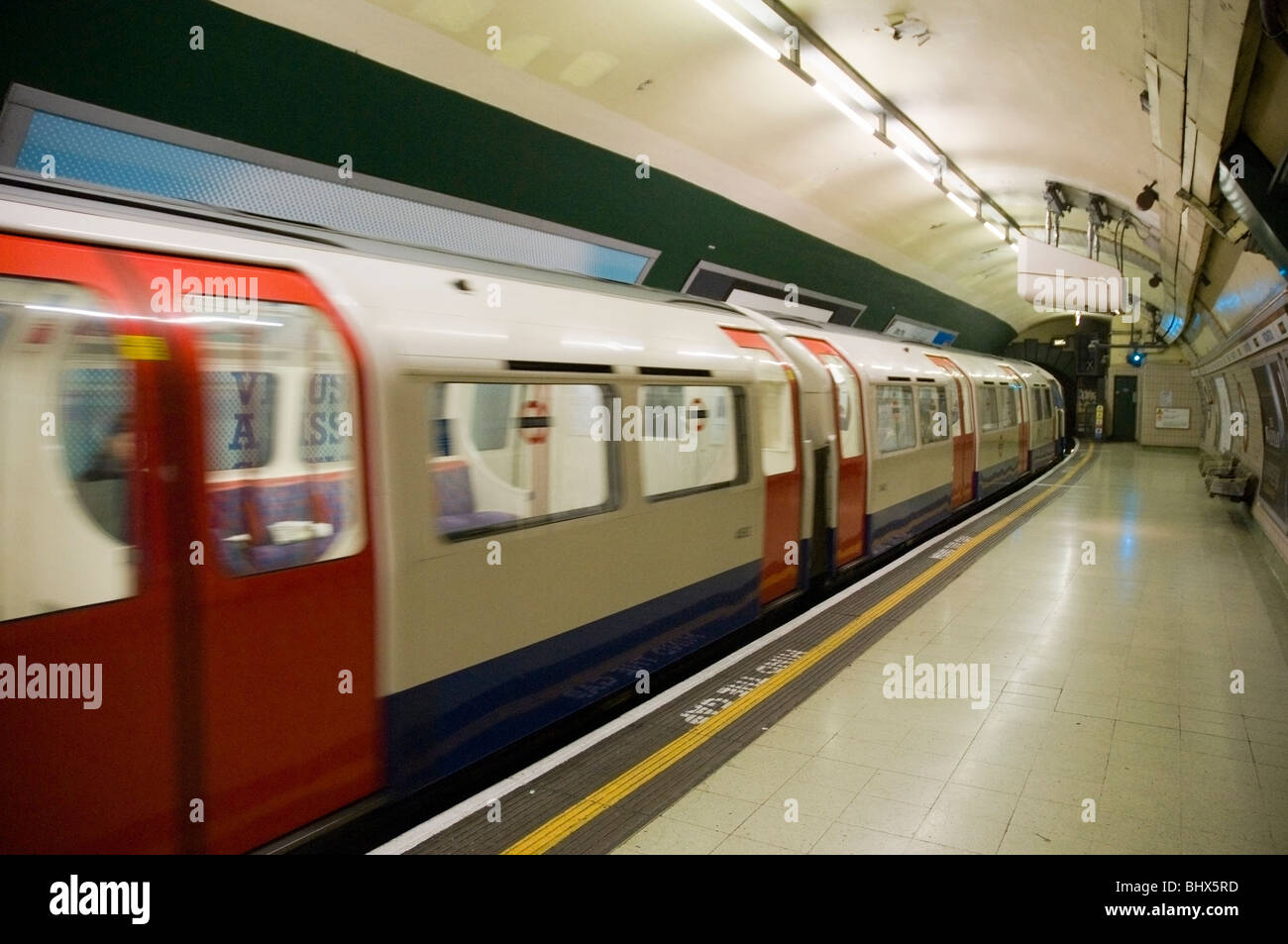 Tube train paddington underground station hi-res stock photography and ...