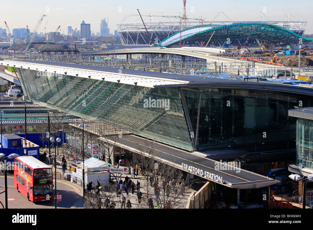 London aquatics centre roof hi-res stock photography and images - Alamy
