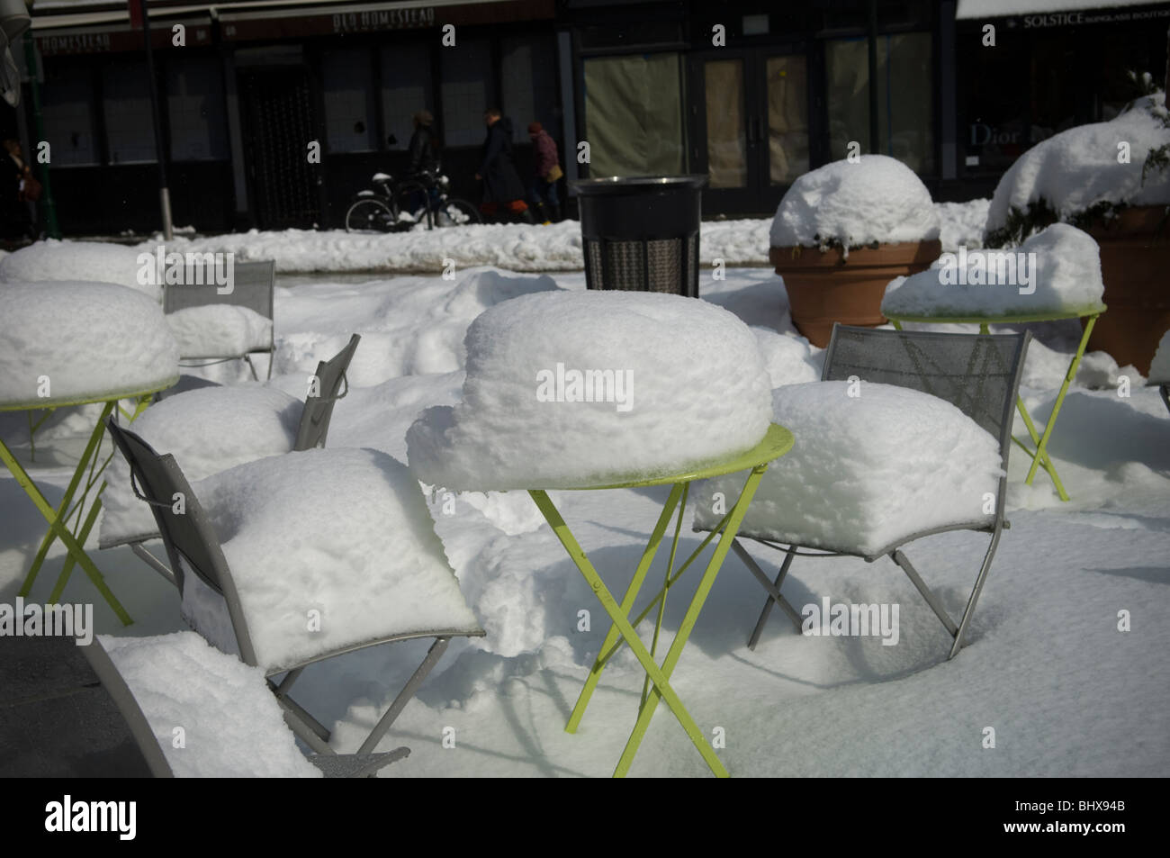 Covered park table hi-res stock photography and images - Alamy