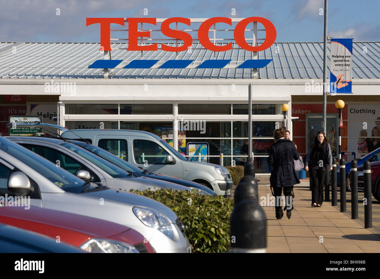 Tesco sign hi-res stock photography and images - Alamy