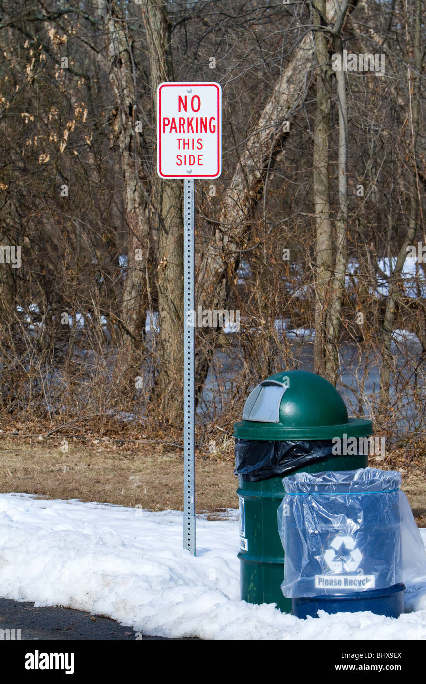 No parking sign with garbage can and recycling can Stock Photo - Alamy