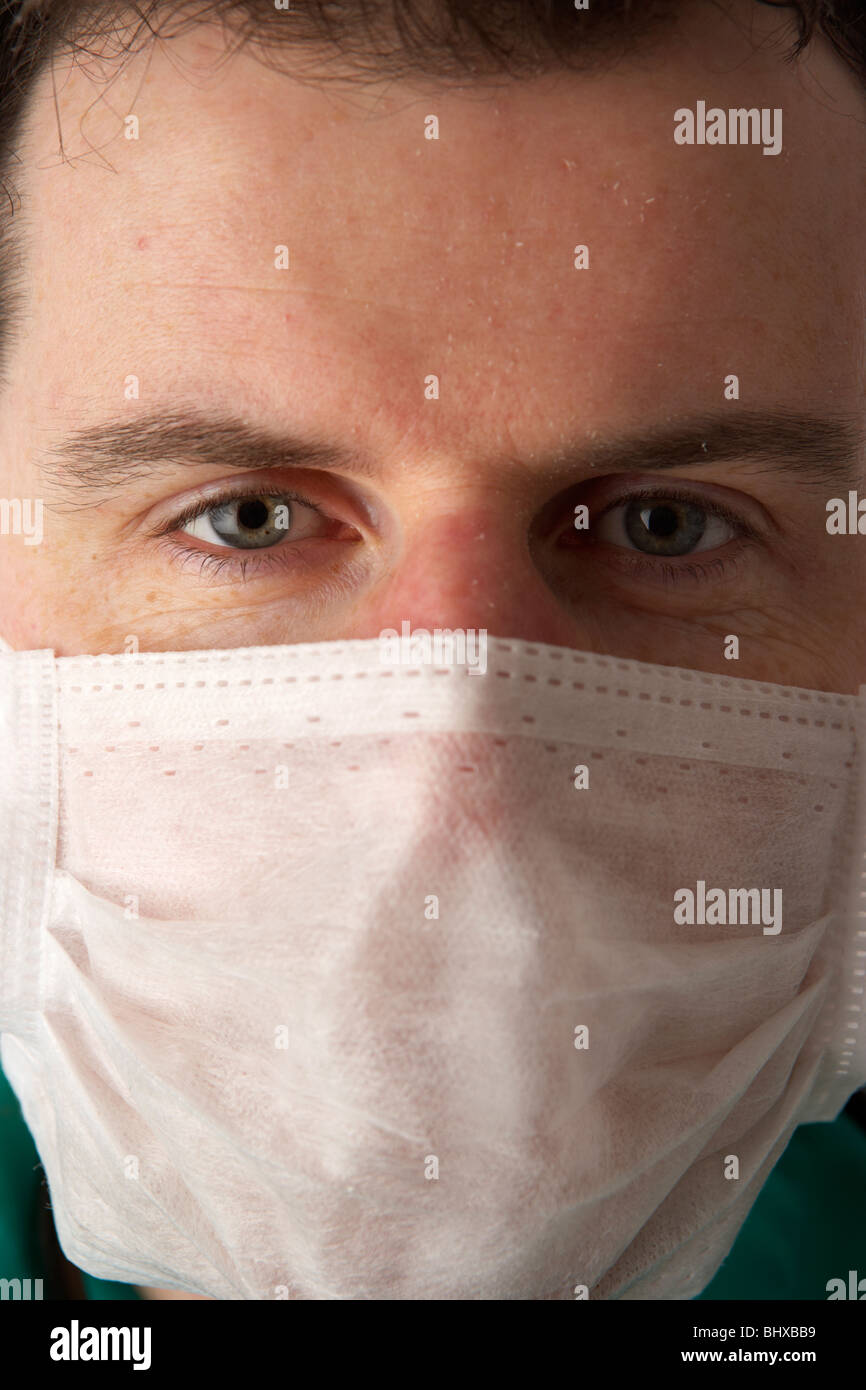 man wearing medical scrubs wearing face mask Stock Photo - Alamy