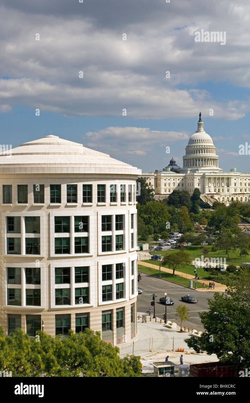 Barrett Prettyman Federal courthouse with US Capitol in background ...