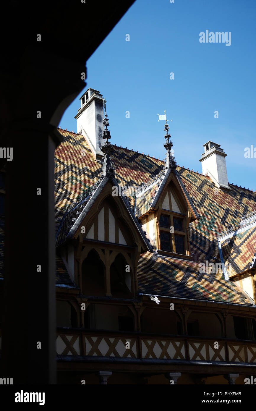Burgundy roof tile patterns hi-res stock photography and images - Alamy