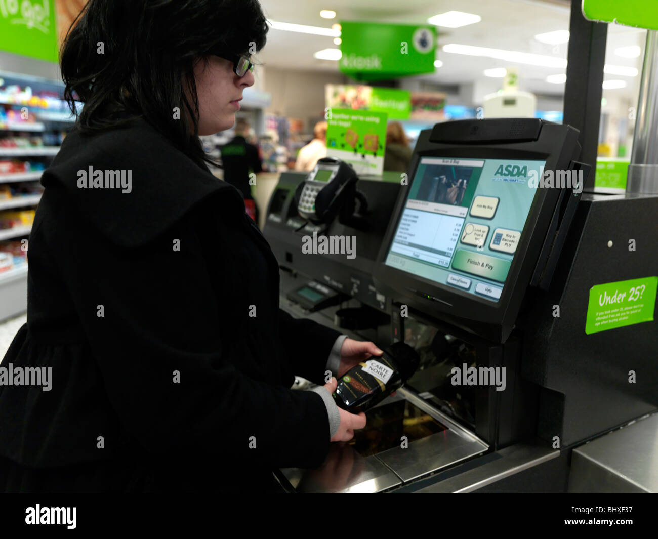 Self checkout grocery store hi-res stock photography and images - Alamy