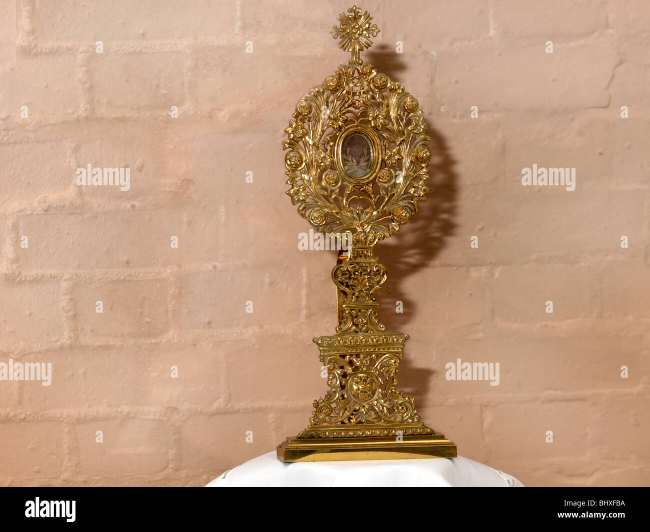 Monstrance vessel used in roman hi-res stock photography and images - Alamy