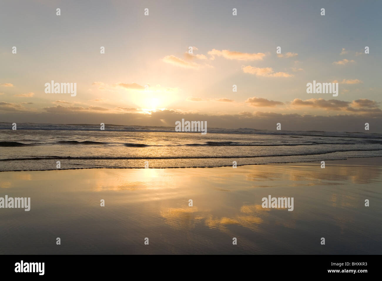 God rays sunset beach hi-res stock photography and images - Alamy