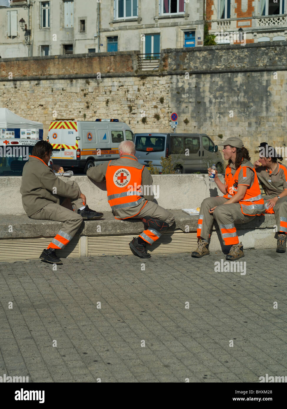 Demonstration red cross emergency hi-res stock photography and images ...
