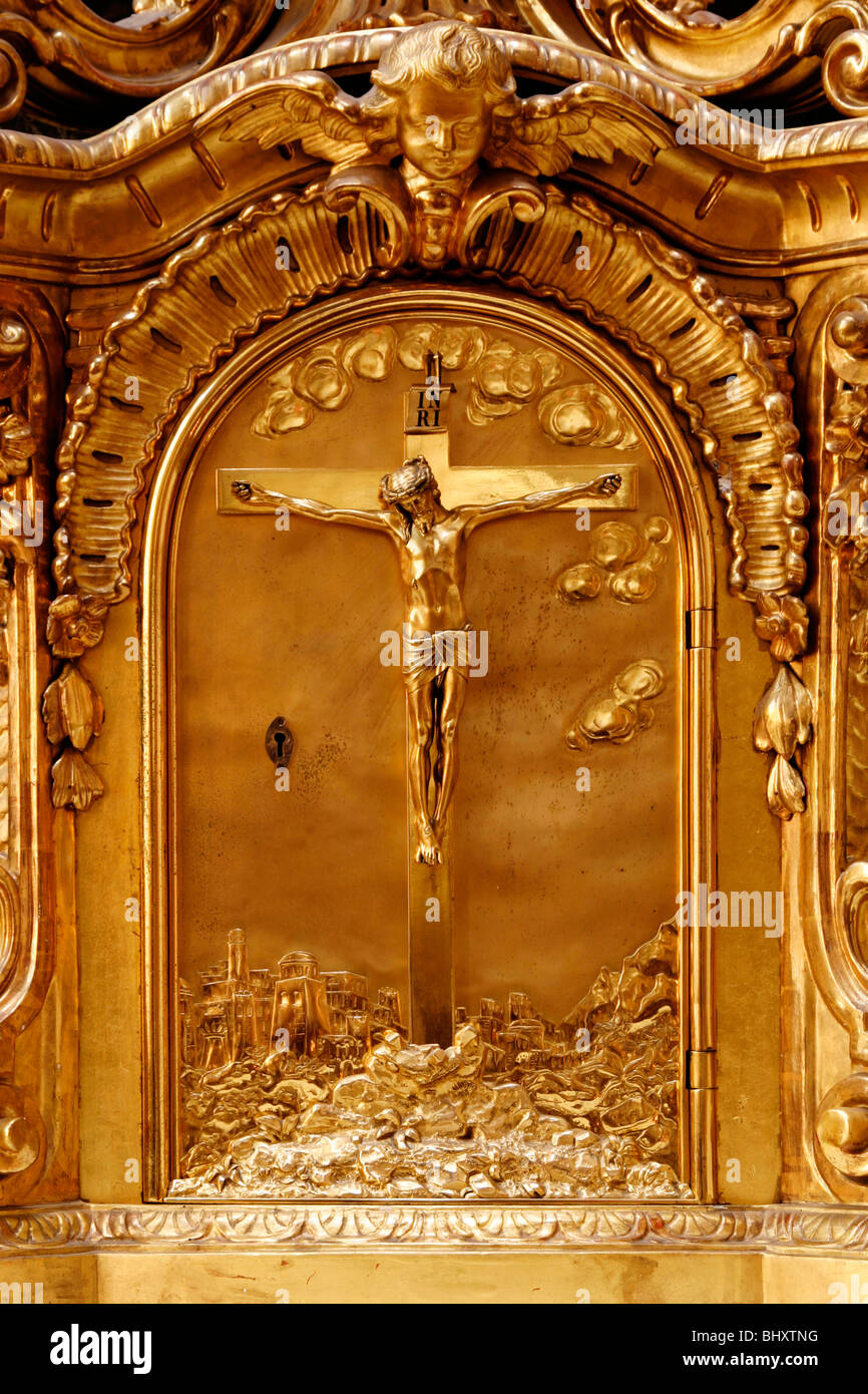 Altar with crucified christ hi-res stock photography and images - Alamy