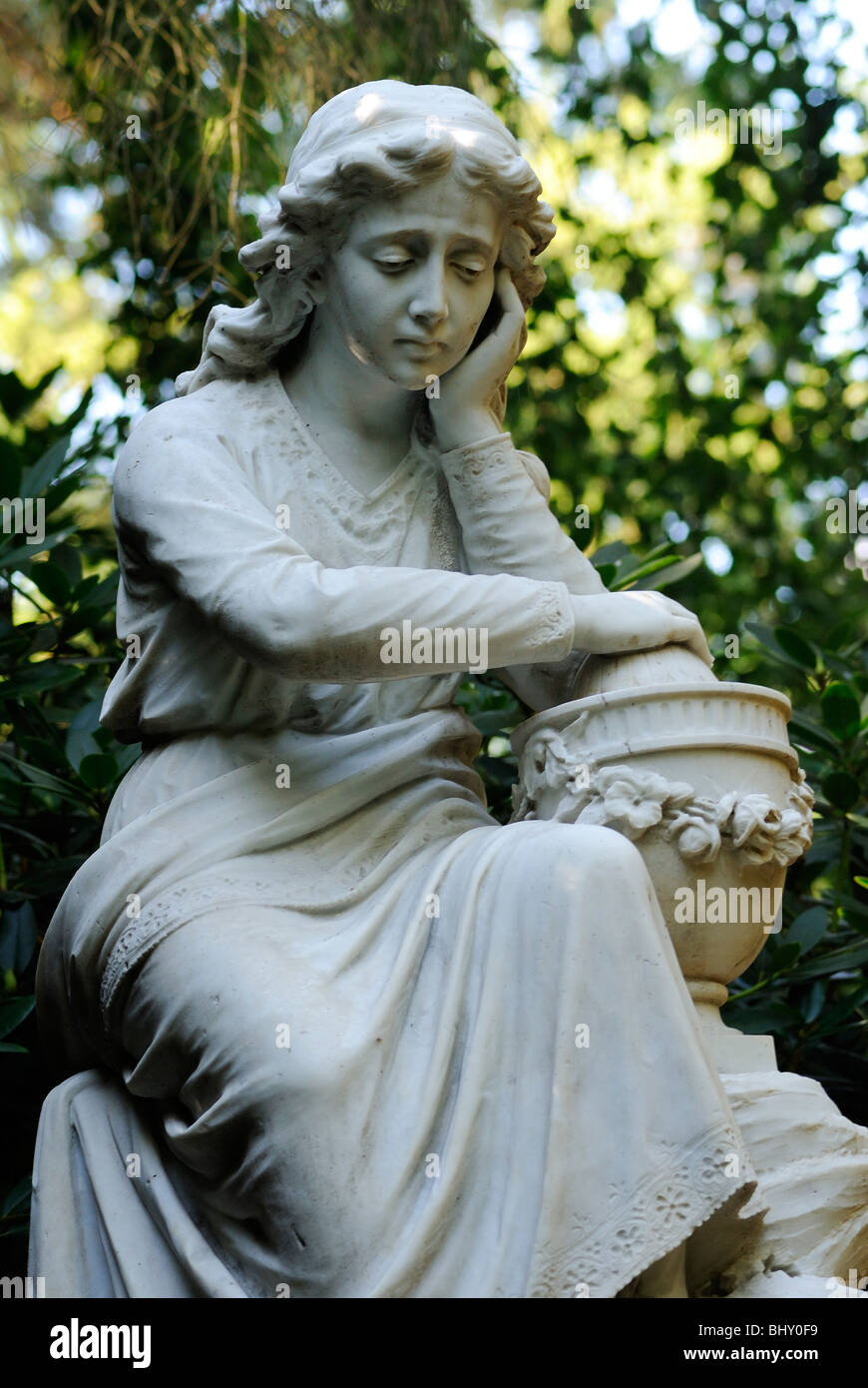 Statue of a grieving woman at the Ohlsdorf cemetery in Hamburg Stock ...