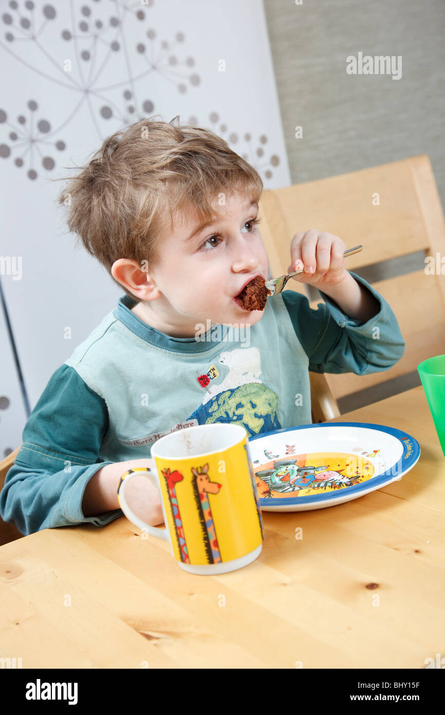 boy eating breakfast Stock Photo - Alamy