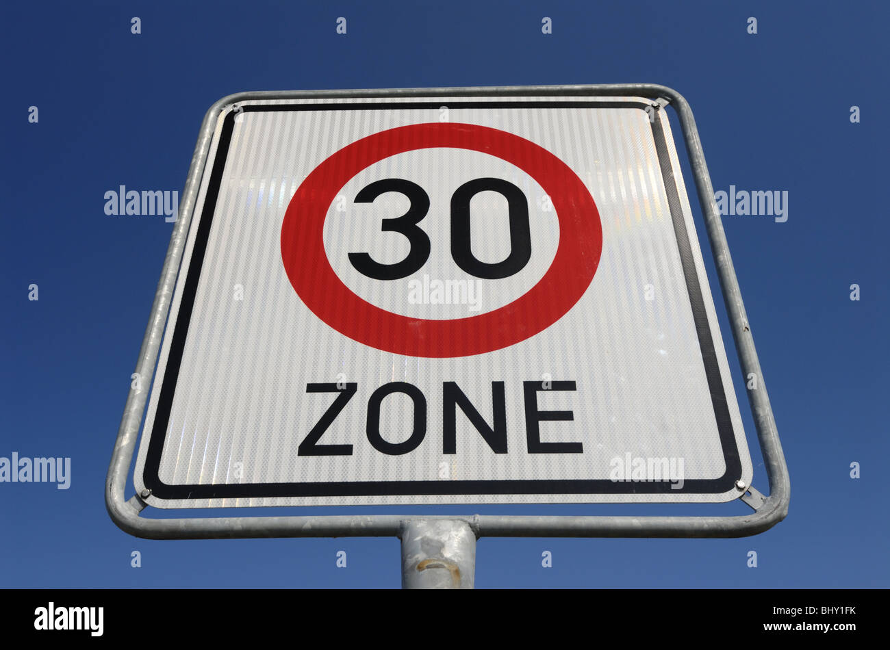 30 km h zones hi-res stock photography and images - Alamy