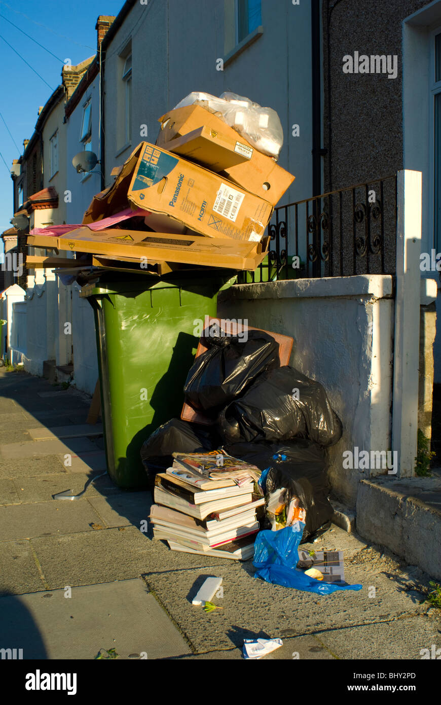 Dirty Bin High Resolution Stock Photography and Images - Alamy