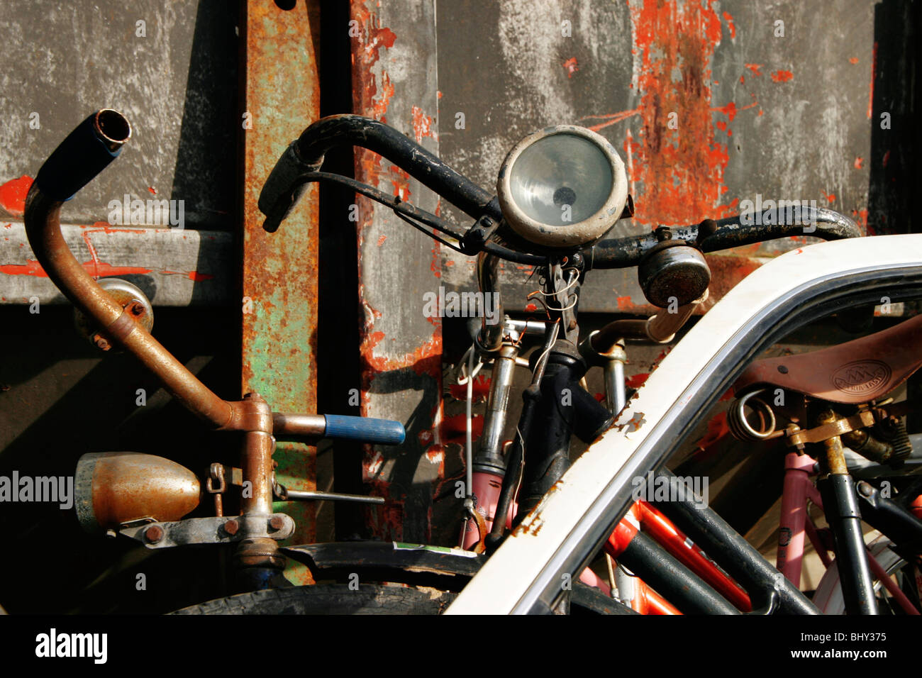 Scrap bicycles hi-res stock photography and images - Alamy