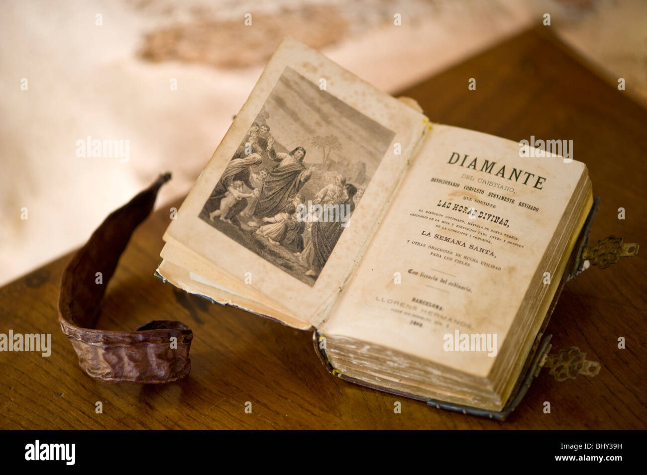 Old house bible on table hi-res stock photography and images - Alamy