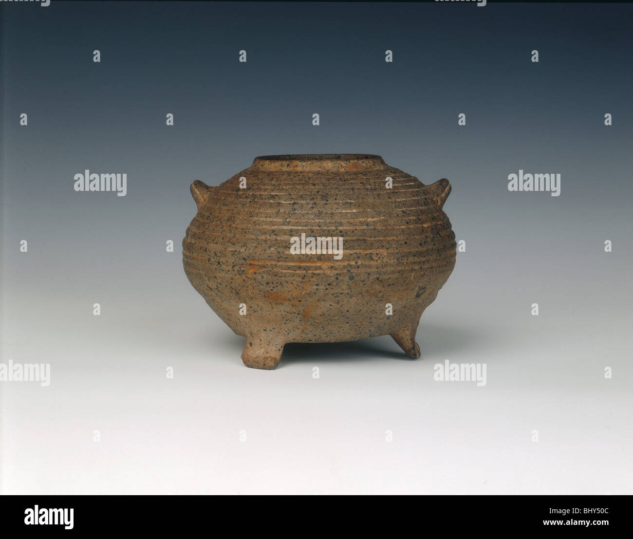 Ding-shaped pottery jar, Western Han dynasty, China, 206 BC-8 AD ...