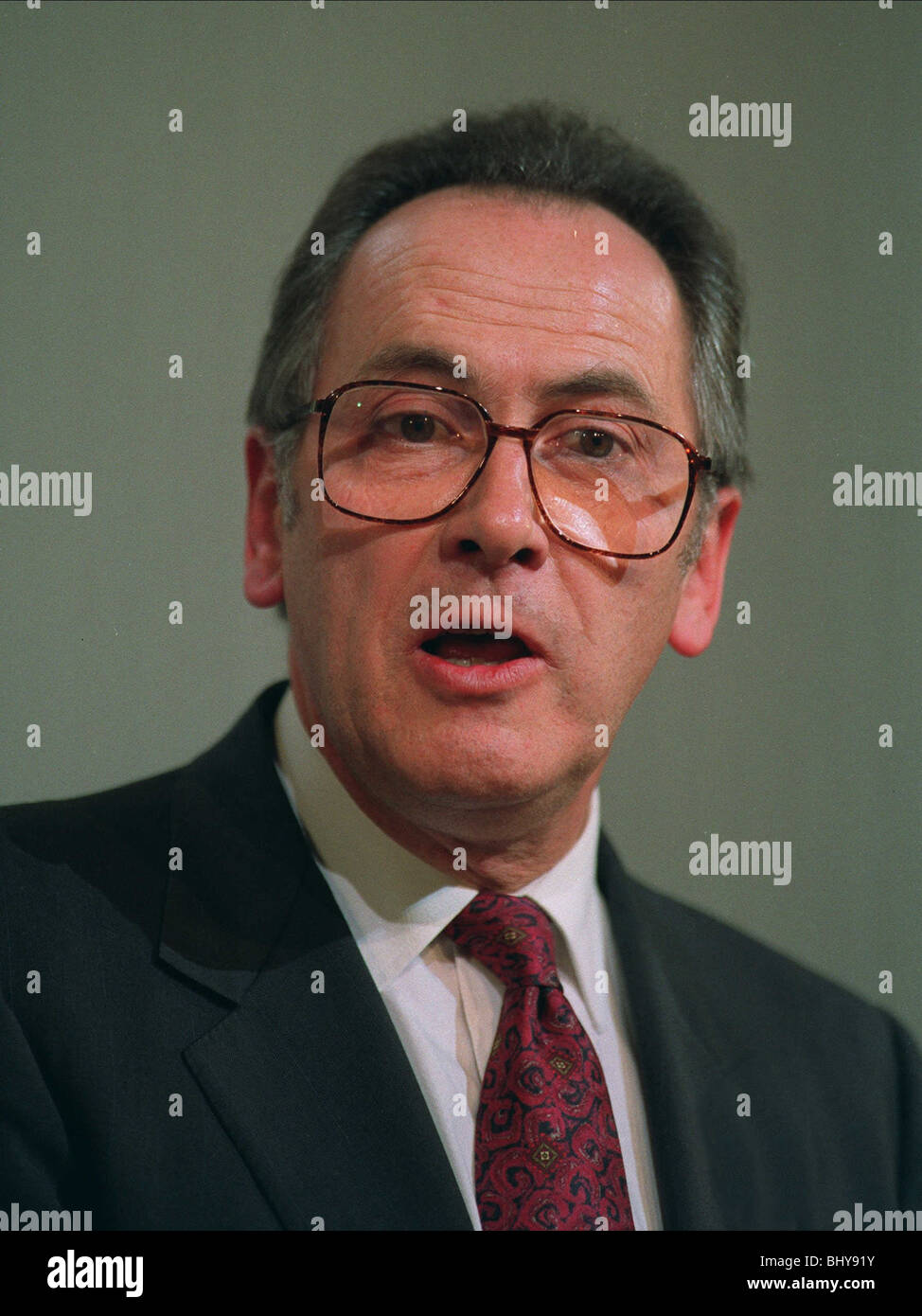 JACK CUNNINGHAM MP SHADOW FOREIGN MINISTER 08 November 1992 Stock Photo ...